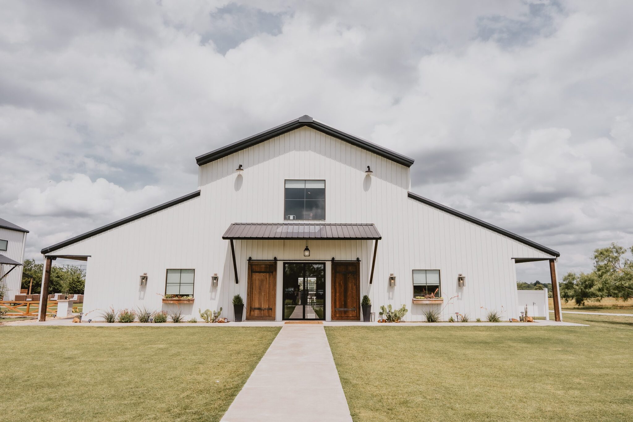 Summer Wedding at Davis and Grey Farms | kyrstenashlayphotography.com